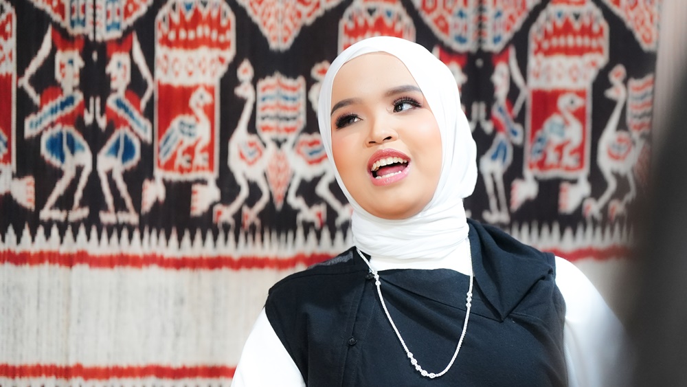 Putri Ariani Terima Penghargaan AMI Awards sebagai Artis Menginspirasi 2023 - vakanzi